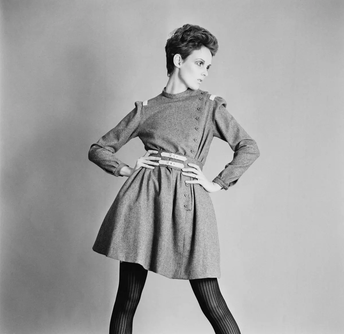 عارضة الأزياء البريطانية جريس كودينجتون تظهر فستانًا رماديًا من الفلانيل وحزام مشبك من تصميم كريستيان بيلي ، 18 أبريل 1967 (تصوير ماكيون / إكسبرس / أرشيف هولتون / غيتي إيماجز)