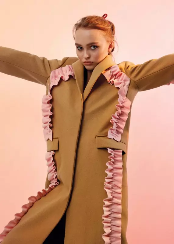 Ang V Magazine Nagtimaan sa Digital Makeover Kauban ni Lily-Rose Depp 81777_3