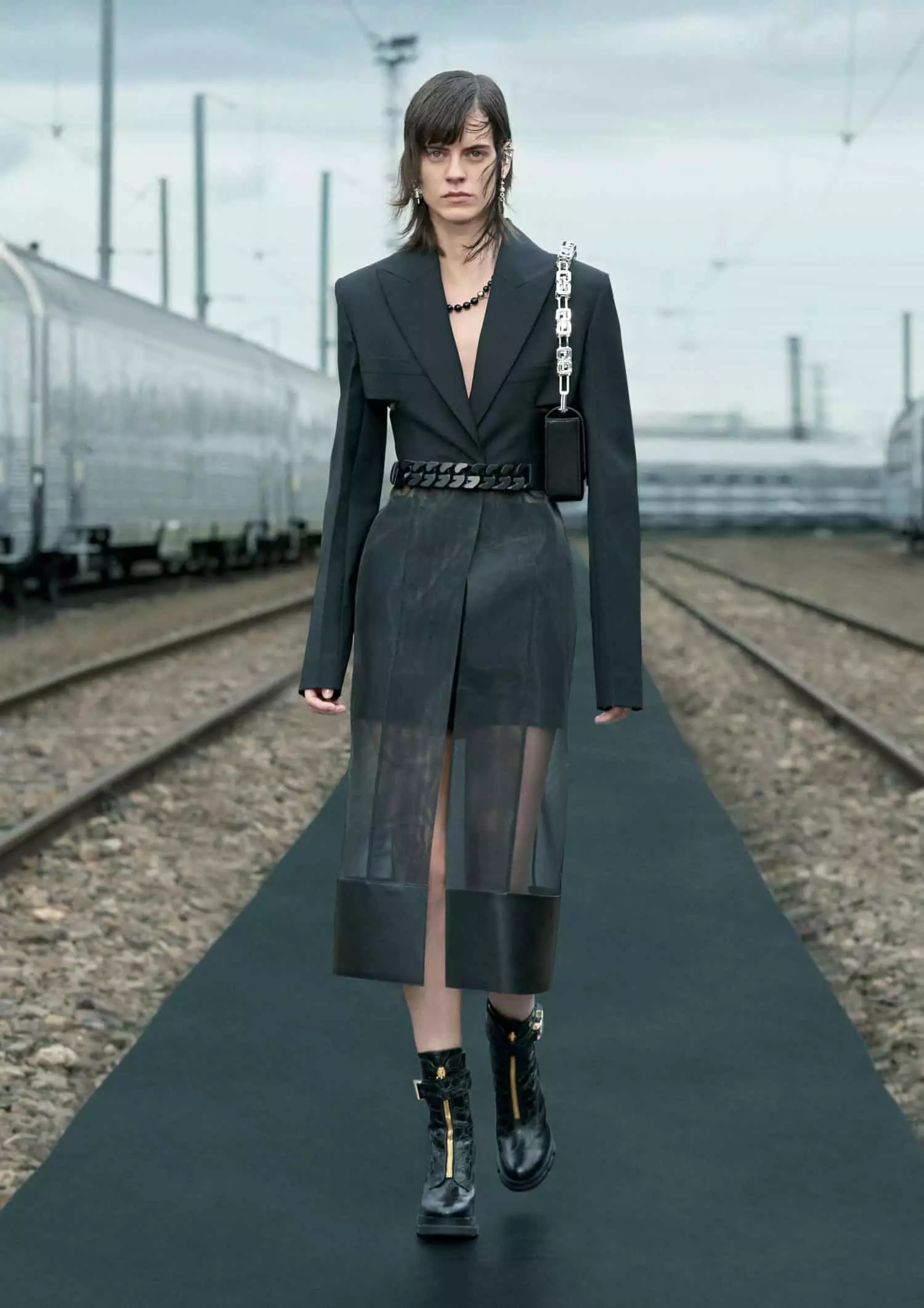 Codzienne wiadomości: Bottega zaprezentuje w Detroit wiosnę ’22, przedwiośnie Givenchy, happeningi w Hamptons i nie tylko! 821_8