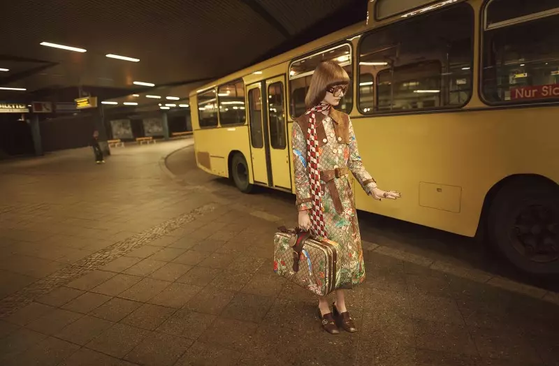 La campagna pubblicitaria primaverile di Gucci presenta mod maschili che trasportano pavoni 83783_6