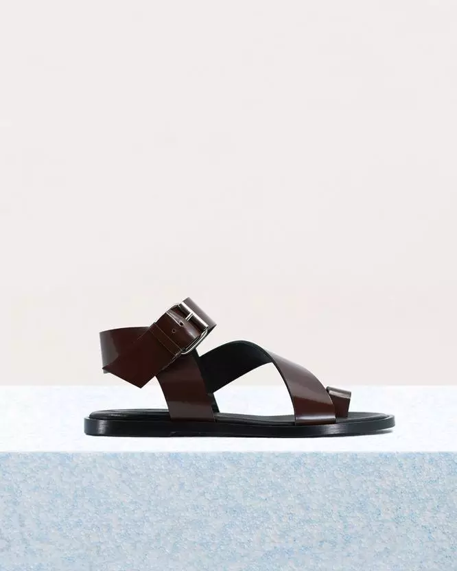 Švęskite tvarumą su šiais stilingais vasaros sandalais 8549_2
