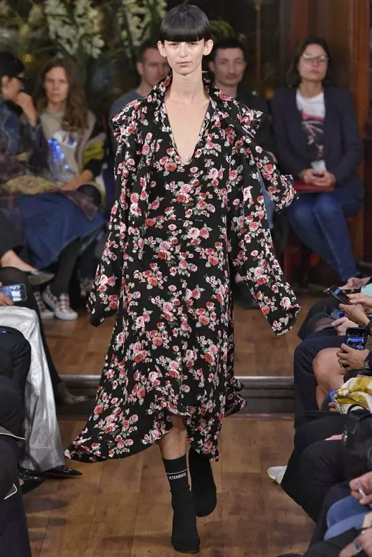 Vetements Spring 2016: Thương hiệu được nói nhiều nhất tại Tuần lễ thời trang Paris 89100_18