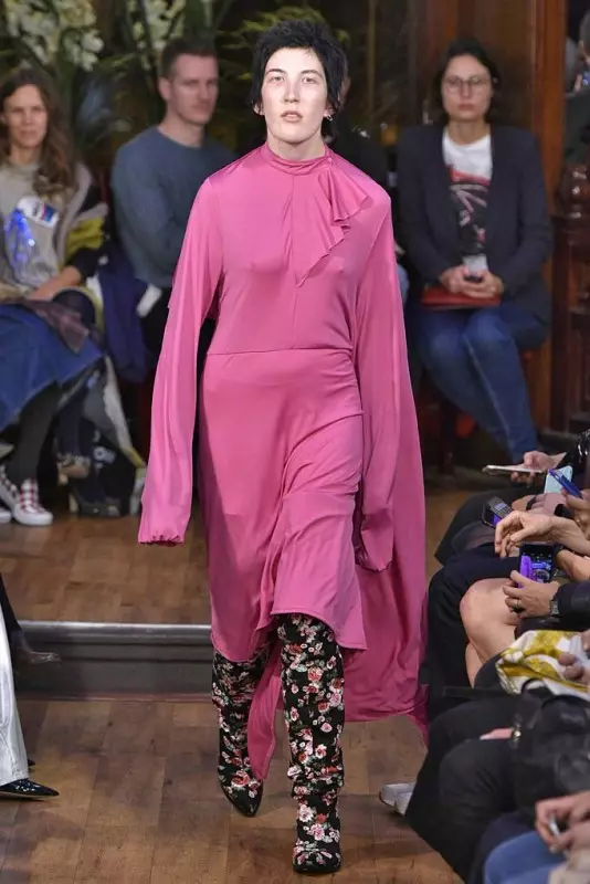 Vetements Spring 2016: Thương hiệu được nói nhiều nhất tại Tuần lễ thời trang Paris 89100_19