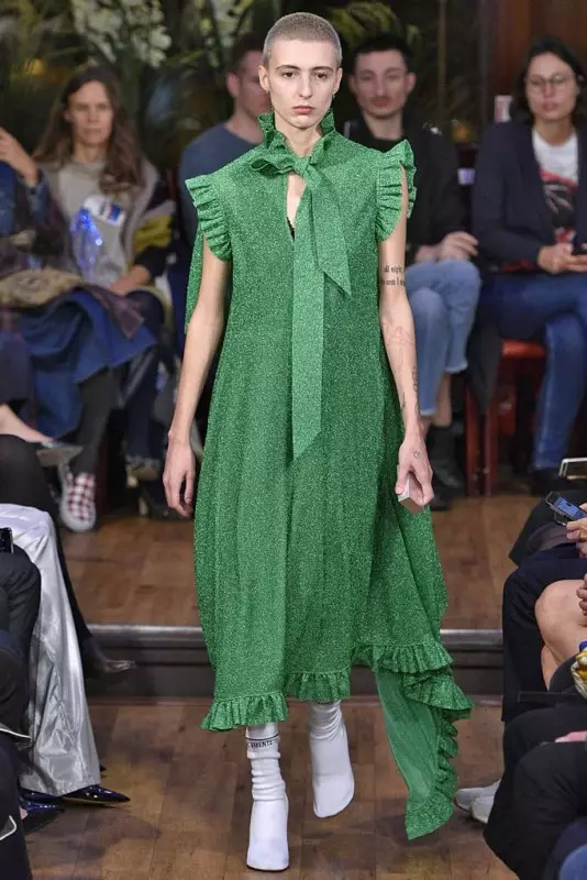 Vetements Spring 2016: Thương hiệu được nói nhiều nhất tại Tuần lễ thời trang Paris 89100_21