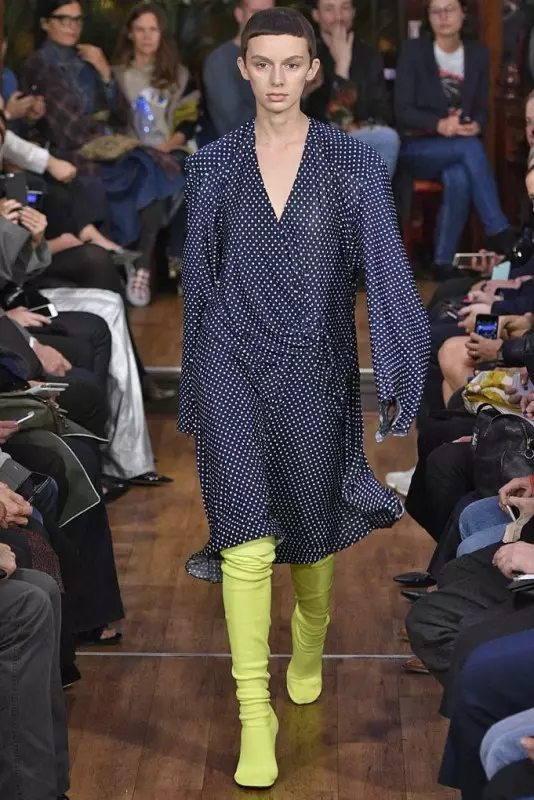 Vetements Spring 2016: Thương hiệu được nói nhiều nhất tại Tuần lễ thời trang Paris 89100_22