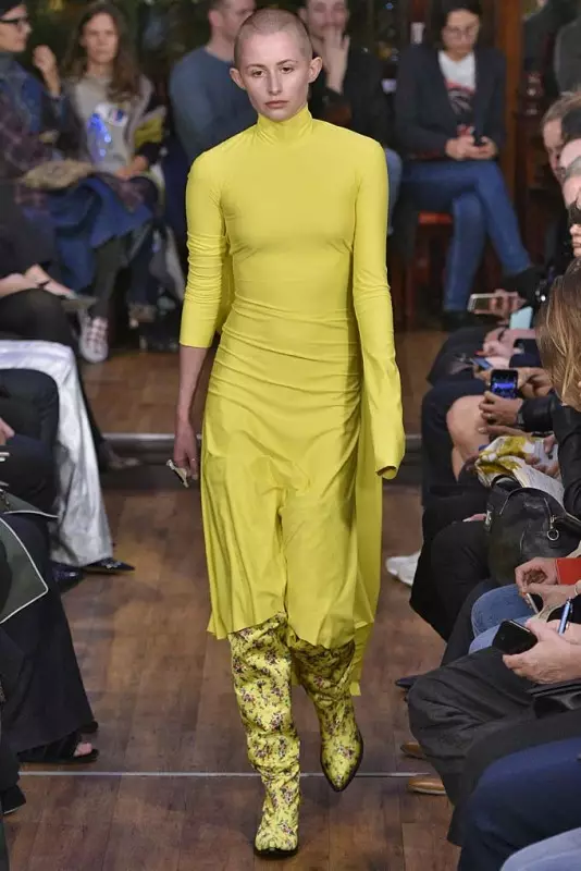 Vetements Spring 2016: Thương hiệu được nói nhiều nhất tại Tuần lễ thời trang Paris 89100_23