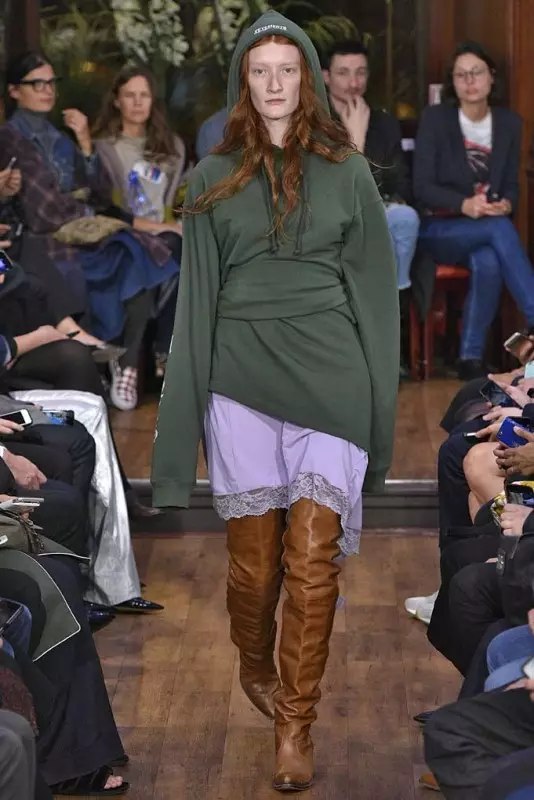 Vetements Spring 2016: Thương hiệu được nói nhiều nhất tại Tuần lễ thời trang Paris 89100_25