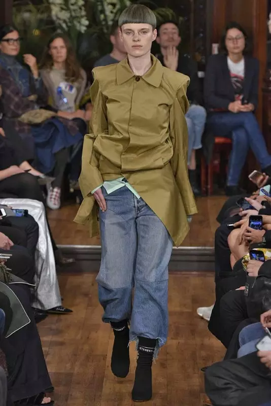 Vetements көктемі 2016: Париж сән апталығында ең көп айтылған бренд 89100_26