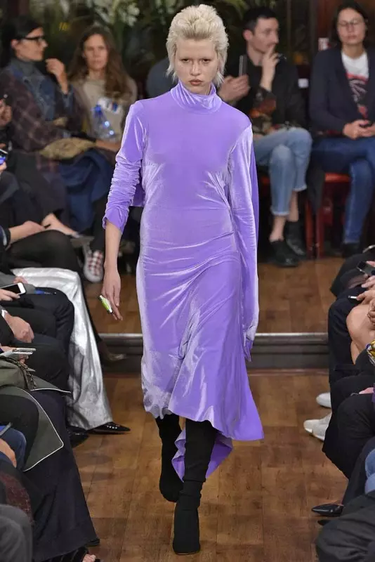 Vetements Spring 2016: Thương hiệu được nói nhiều nhất tại Tuần lễ thời trang Paris 89100_27