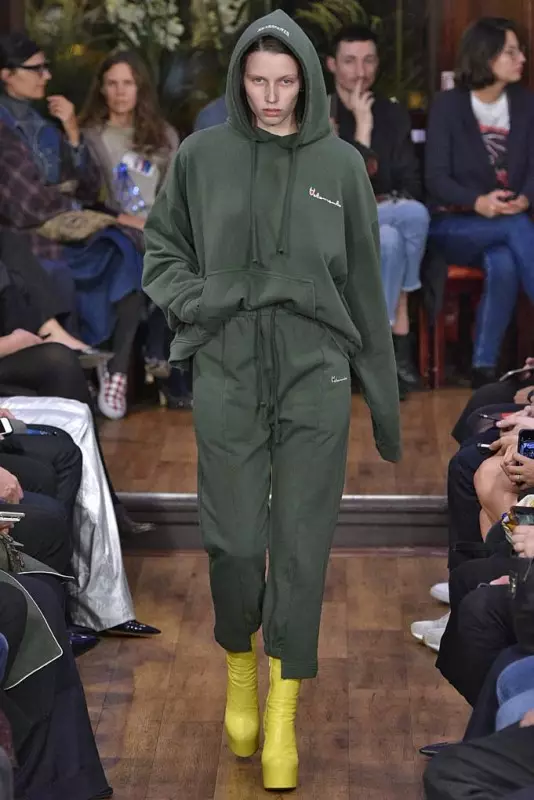 Vetements پسرلی 2016: د پاریس فیشن اونۍ کې د برانډ په اړه خورا ډیر خبرې شوي 89100_28