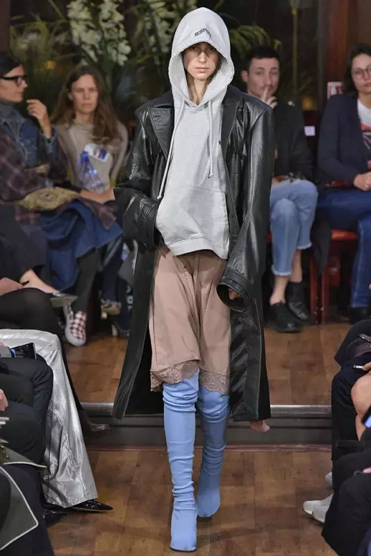 Vetements Spring 2016: Thương hiệu được nói nhiều nhất tại Tuần lễ thời trang Paris 89100_29