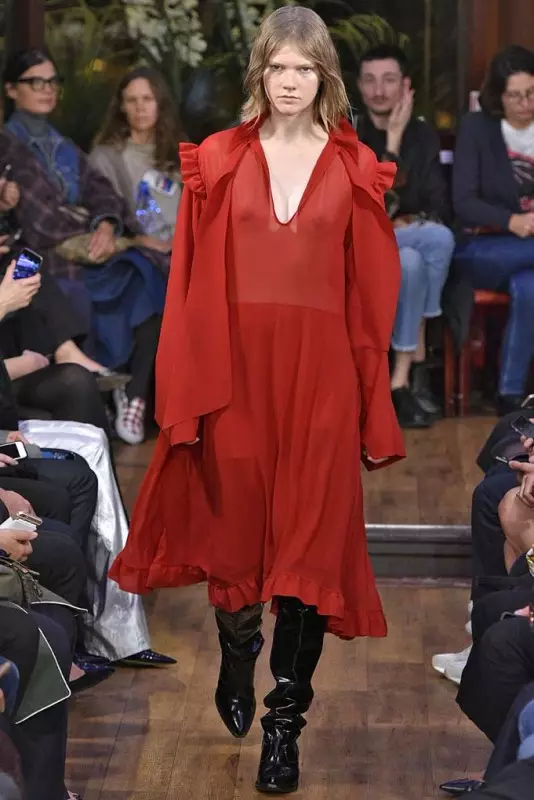 Vetements پسرلی 2016: د پاریس فیشن اونۍ کې د برانډ په اړه خورا ډیر خبرې شوي 89100_35