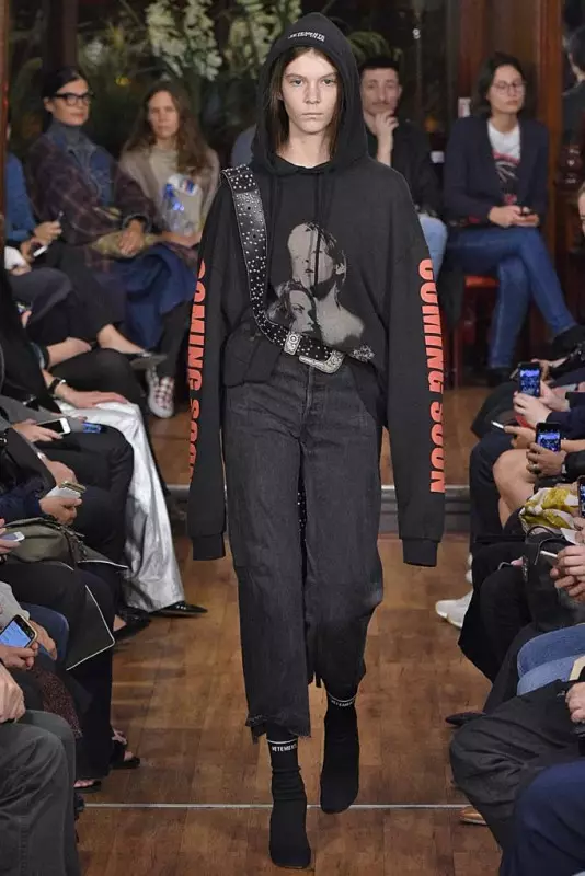 Vetements Spring 2016: Thương hiệu được nói nhiều nhất tại Tuần lễ thời trang Paris 89100_38