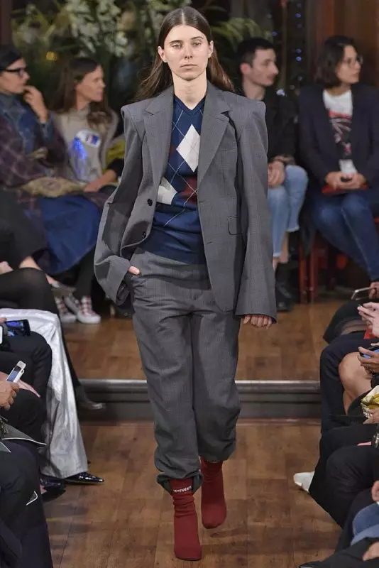 Vetements Spring 2016: Thương hiệu được nói nhiều nhất tại Tuần lễ thời trang Paris 89100_6