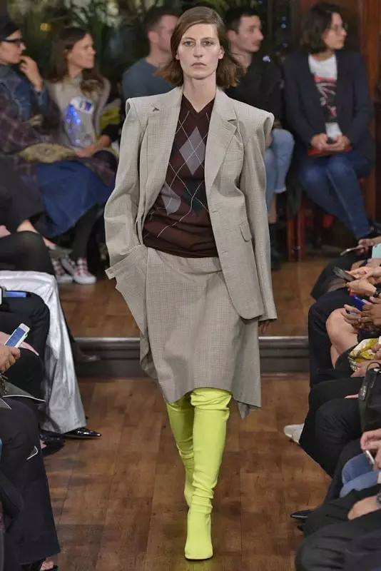 Vetements Spring 2016: Thương hiệu được nói nhiều nhất tại Tuần lễ thời trang Paris 89100_7