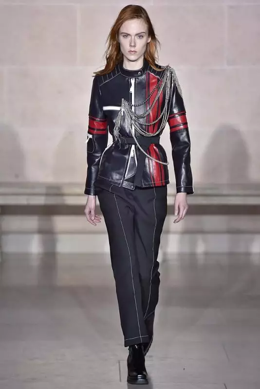 Louis Vuitton nutup Paris Fashion Week ing Louvre 89439_17