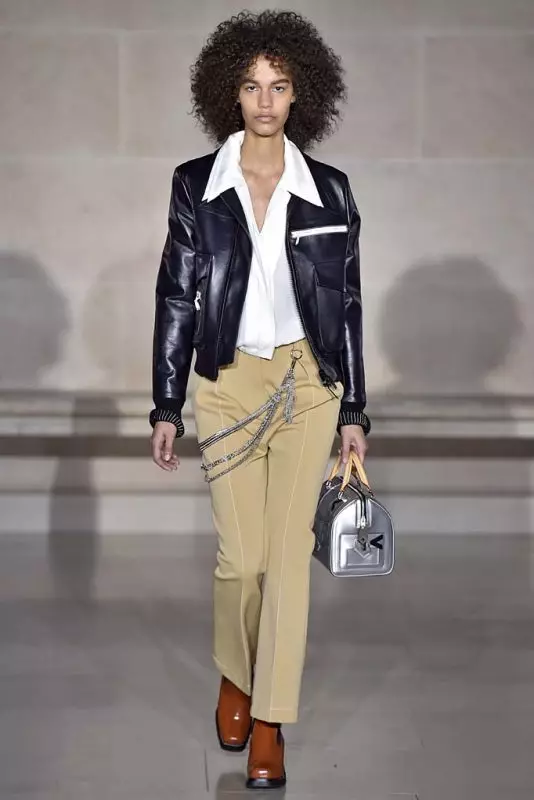 Louis Vuitton nutup Paris Fashion Week ing Louvre 89439_19