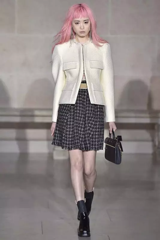 Louis Vuitton nutup Paris Fashion Week ing Louvre 89439_21