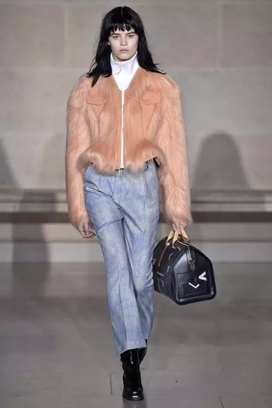 Louis Vuitton nutup Paris Fashion Week ing Louvre 89439_22