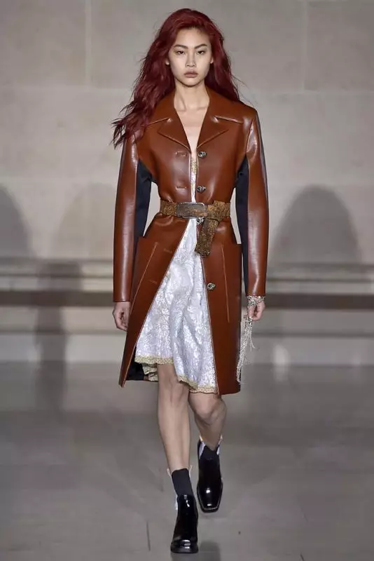 Louis Vuitton nutup Paris Fashion Week ing Louvre 89439_31