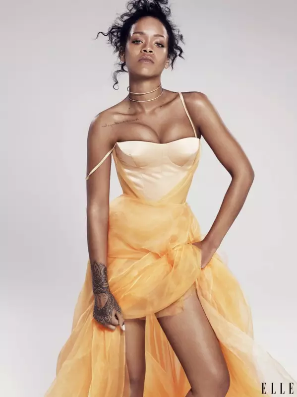 Rihanna ELLE Vedigire, Dermanên Hangover Û Pêşengiya Xwarinê Nîqaş dike 91352_8
