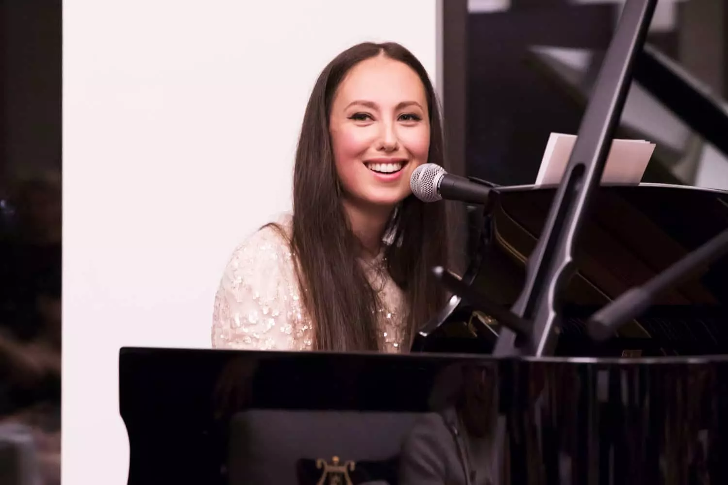 Sasha Siem แสดงที่ The Park Loggia ก่อนงาน New York Fashion Week