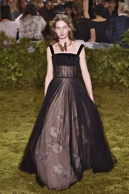 Maria Grazia Chiuri's Haute Couture Fairytale ho an'i Christian Dior 95554_10