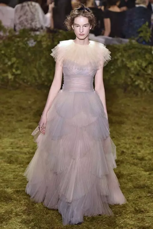 Maria Grazia Chiuri's Haute Couture Fairytale ho an'i Christian Dior 95554_4