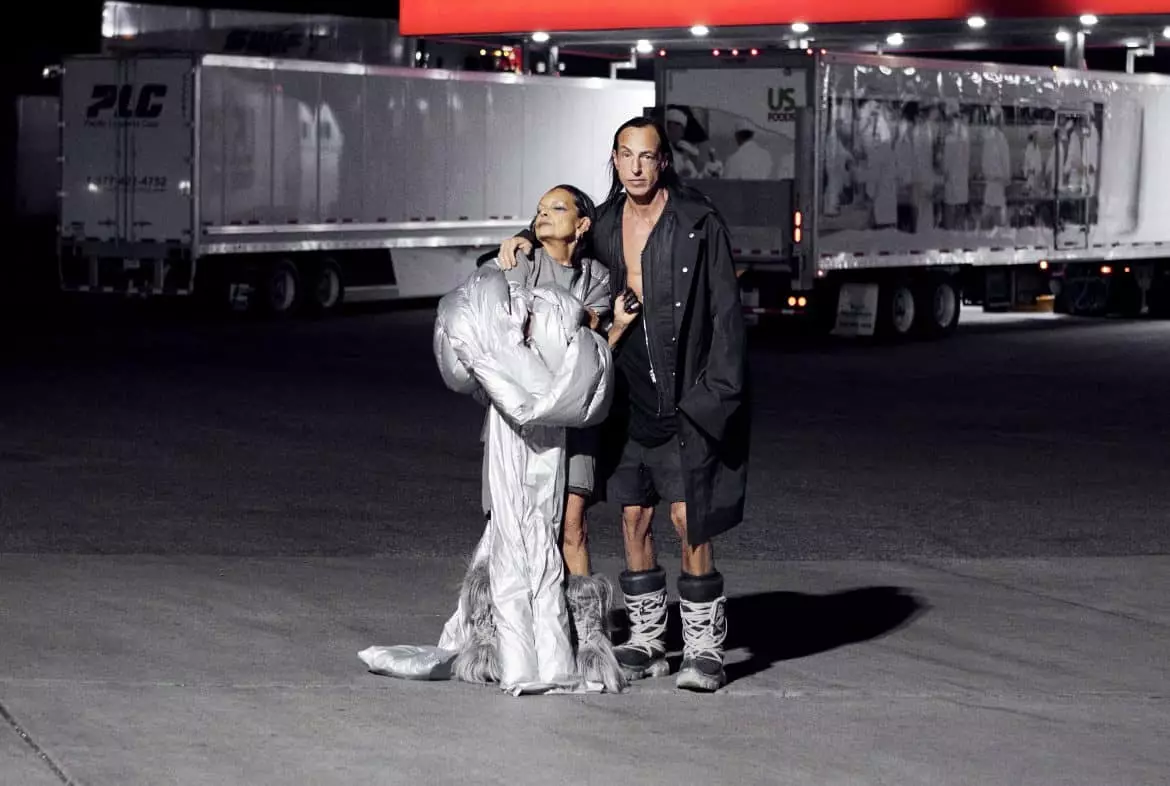 Rick Owens ขึ้นรถบัสทัวร์ Moncler ไปยัง Area 51, Richard Malone ชนะรางวัล Woolmark Prize 9587_1