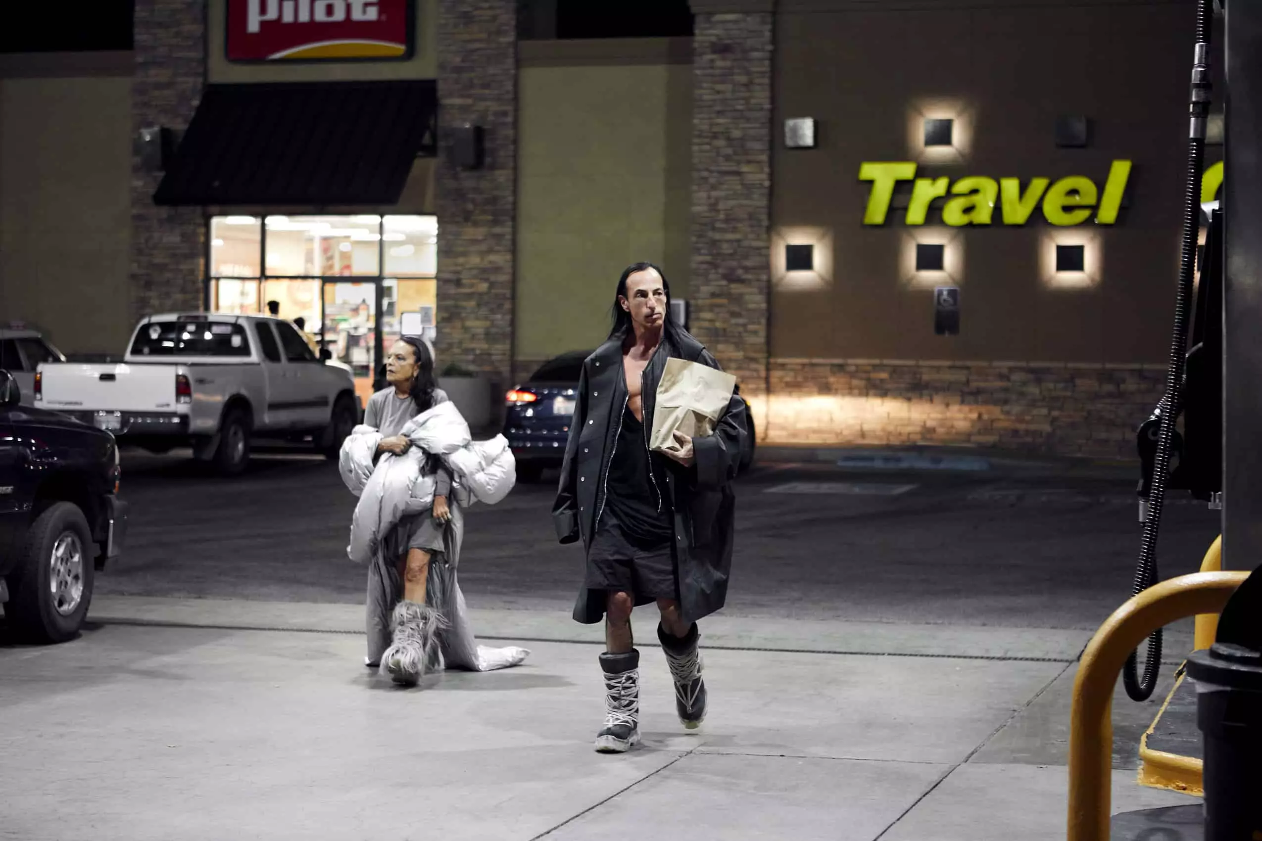 O Rick Owens e Avea le Moncler Tour Bus i le Eria 51, Na manumalo Richard Malone i le Woolmark Prize 9587_3