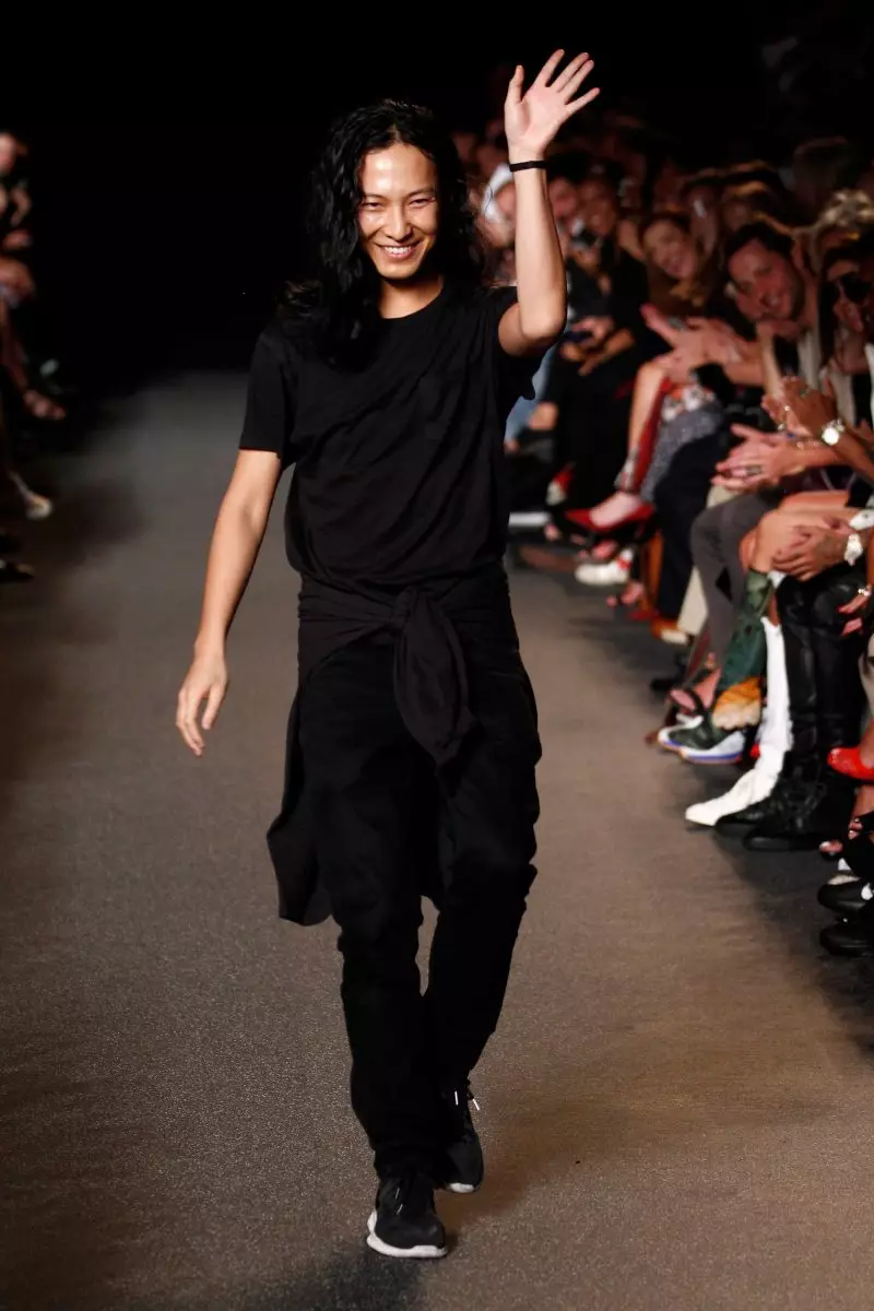 NEW YORK, NY - 6. RUJNA: Dizajner Alexander Wang pojavljuje se na pisti na modnoj reviji Alexandera Wanga tijekom Mercedes-Benz Fashion Weeka proljeća 2015. na Pieru 94 6. rujna 2014. u New Yorku. (Fotografija Petera Michaela Dillsa/Getty Images)