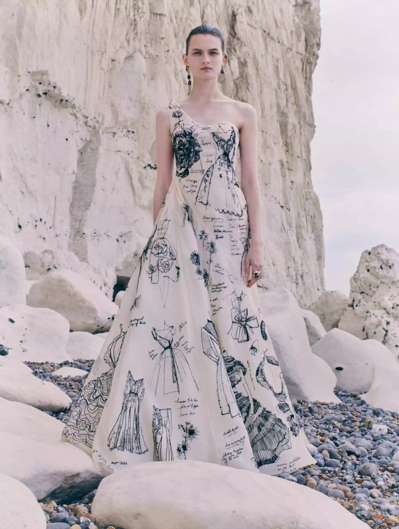 Guarda la splendida collezione Alexander McQueen Pre-Spring '21, progettata da Sarah Burton durante il lockdown 972_30