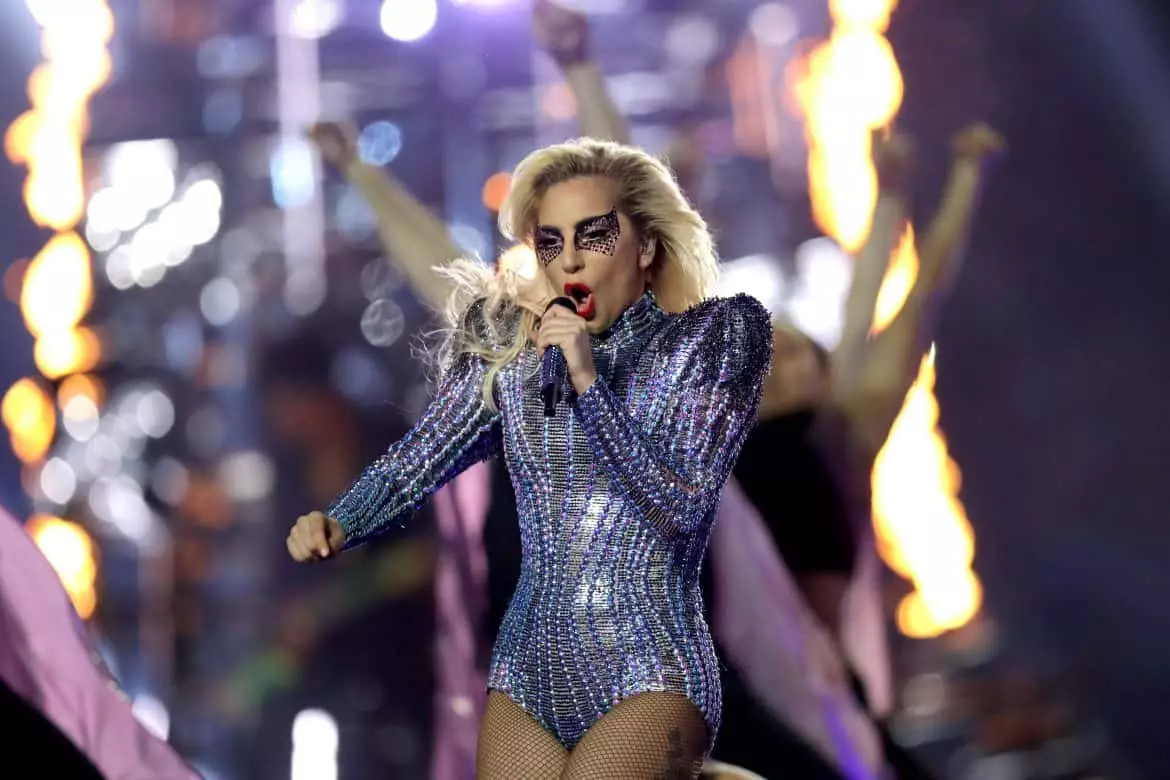 Lady Gaga bringt har byldbepalende looks werom foar epyske stimming PSA 9761_1