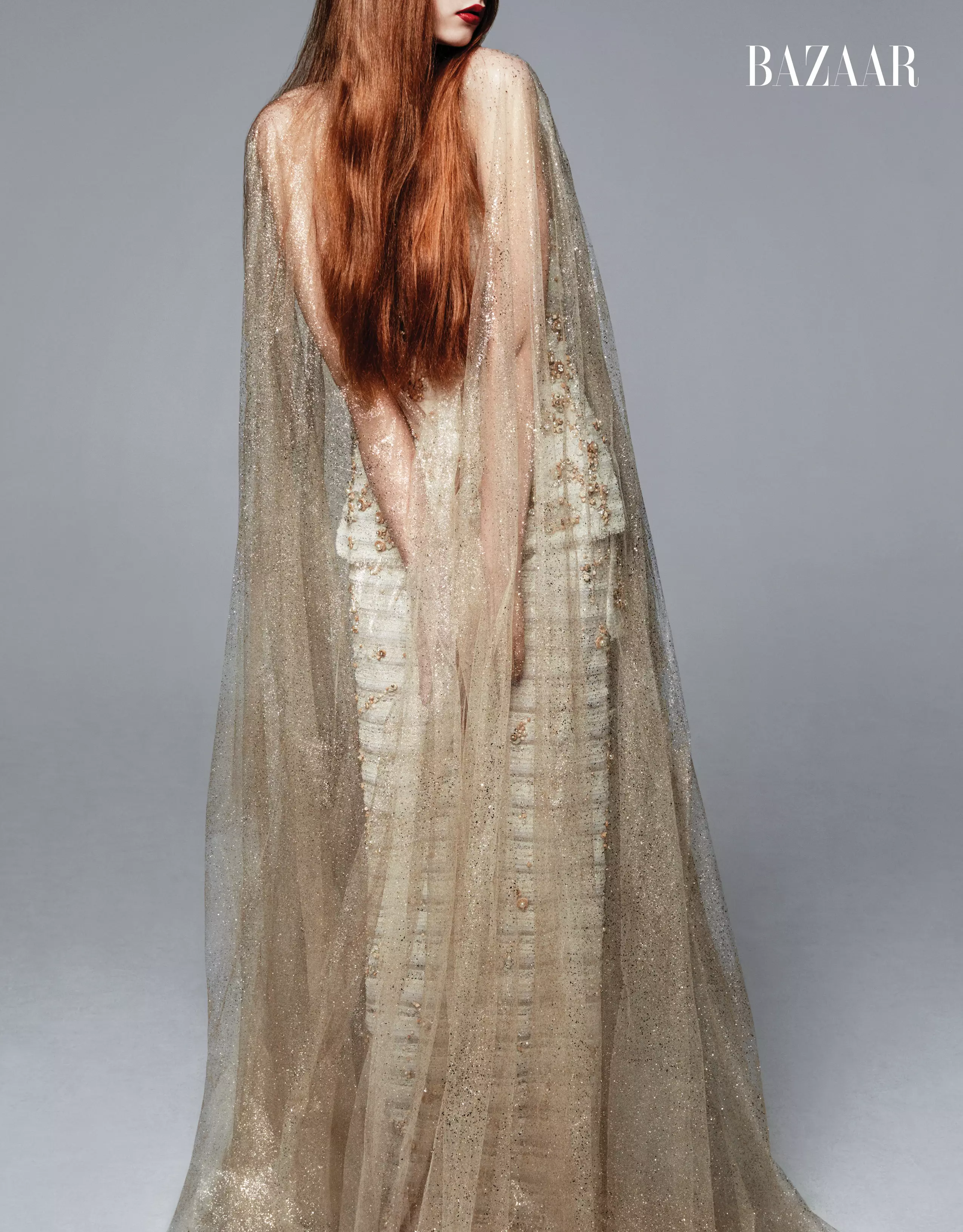 Carine Roitfeld mistura beleza e costura para o Harper’s Bazaar