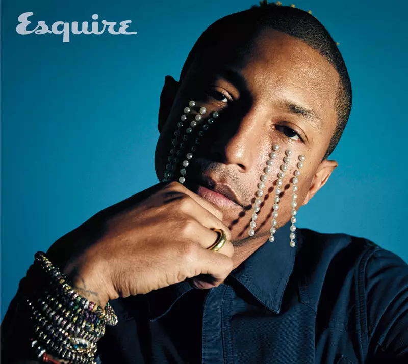 Pharrell သည် “ပျော်ရွှင်ပါစေ” ဟု ဟီလာရီ ကလင်တန်နှင့် Esquire အတွက် ငိုကြွေးနေသည့် ပုလဲများ အကြောင်းကို ဆွေးနွေးသည်။